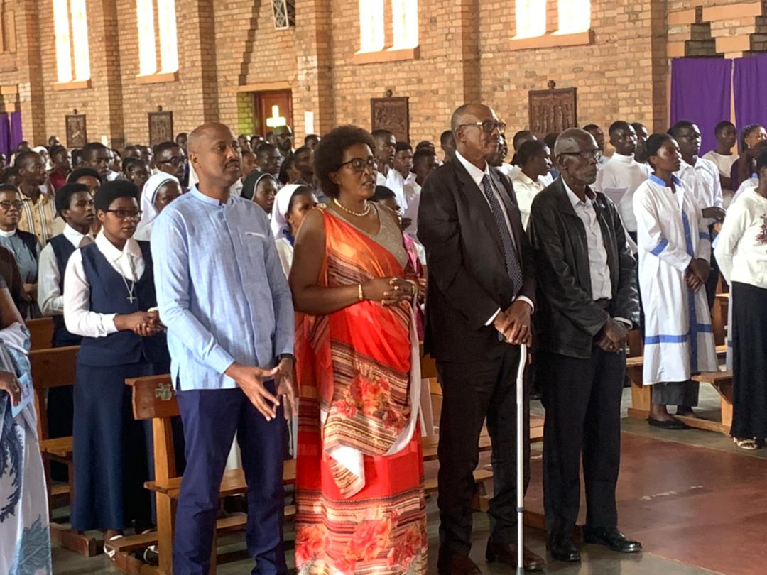 Louise Mushikiwabo uyobora OIF yitabiriye Misa yo gusabira (…)