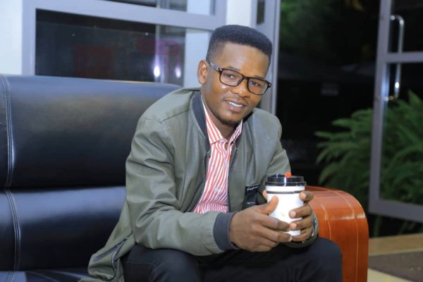 Kagomakimana Elimax ufite indirimbo nshya ‘Isayo’ ari mu bo (…)